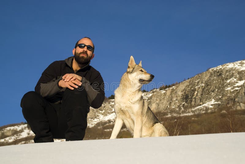 Mann Mit Hund Im Winterwald Stockbild - Bild von glück, hunde: 18478859