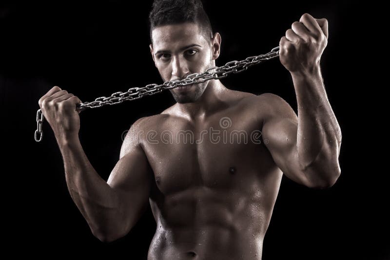 Mann Mit Muskeln Auf Einem Schwarzen Hintergrund Stockfoto - Bild von ...