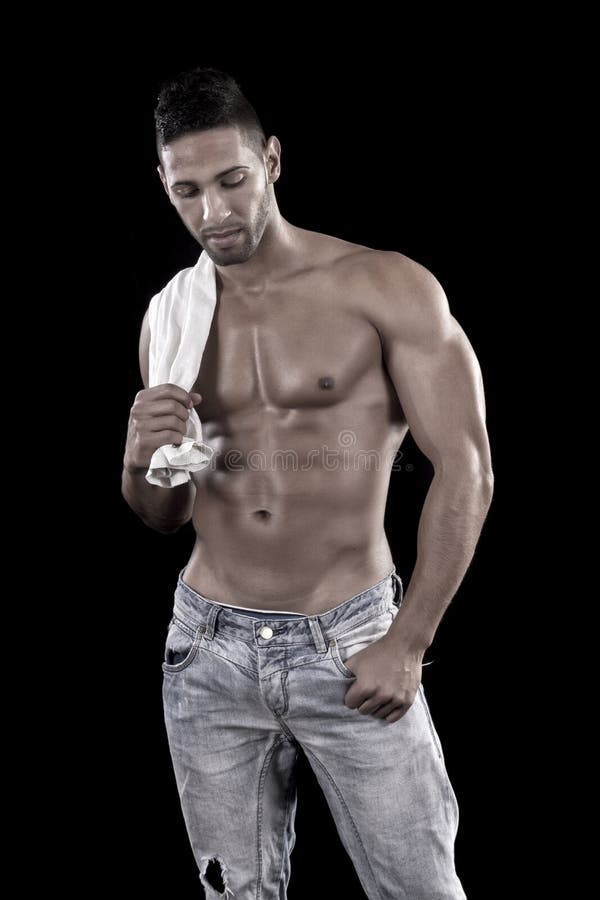 Mann Mit Muskeln Auf Einem Schwarzen Hintergrund Stockfoto - Bild von ...