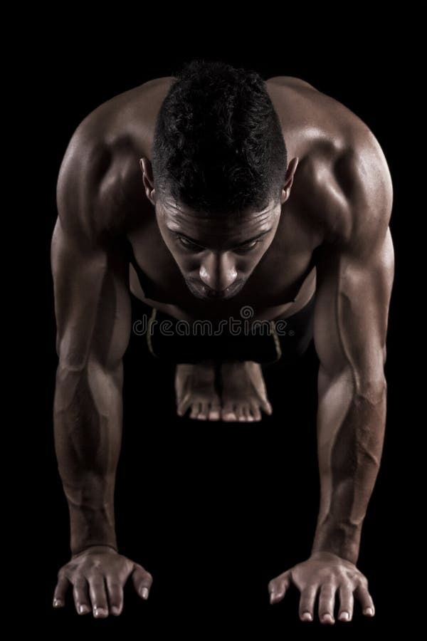 Mann Mit Muskeln Auf Einem Schwarzen Hintergrund Stockbild - Bild von ...