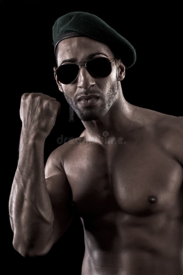 Mann Mit Muskeln Auf Einem Schwarzen Hintergrund Stockfoto - Bild von ...
