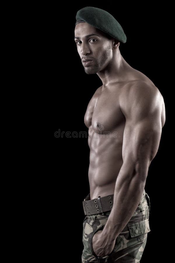Mann Mit Muskeln Auf Einem Schwarzen Hintergrund Stockbild - Bild von ...