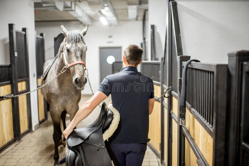 Mann mit Pferd im Stall stockfoto. Bild von gatter, stattlich - 116893356