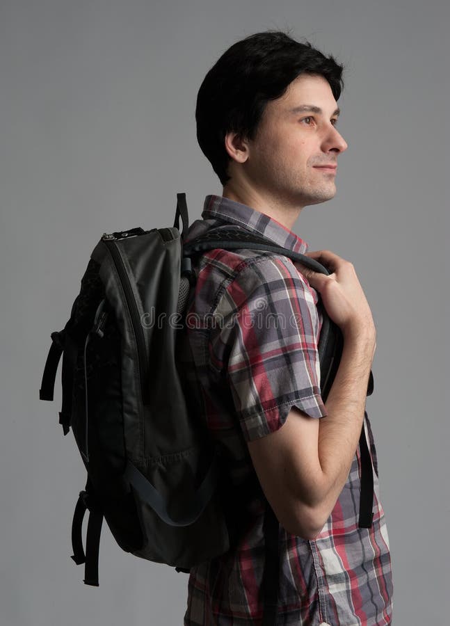 Junger Mann Mit Dem Rucksack, Der Smartphone Betrachtet Stockbild ...