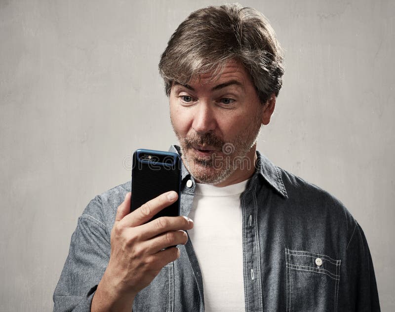 Mann mit smartphone stockfoto. Bild von lebensstil, messwert - 86060758