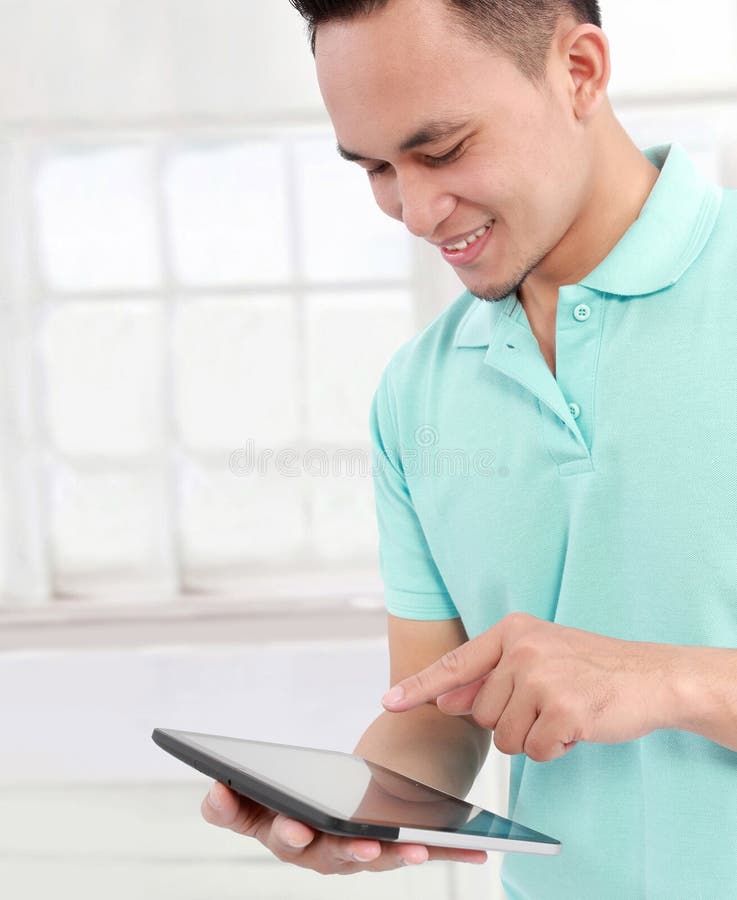 Mann mit Tabletten-PC stockfoto. Bild von person, note - 29061636