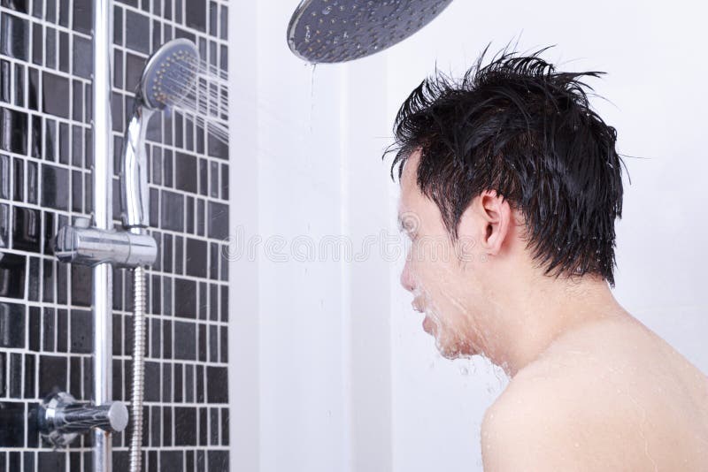 Mann Nehmen Eine Dusche Und Ein Waschendes Gesicht Im Badezimmer ...