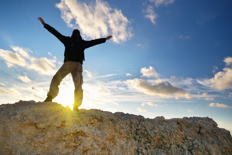 Mann oben auf Berg stockbild. Bild von schattenbild, berg - 20804319