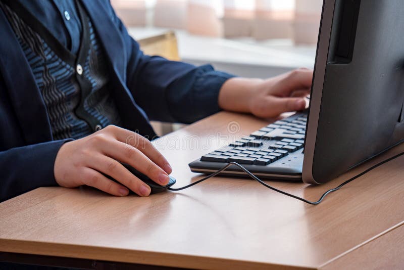 Mann am Tisch Vor Dem Computer Stockbild - Bild von internet, computer ...