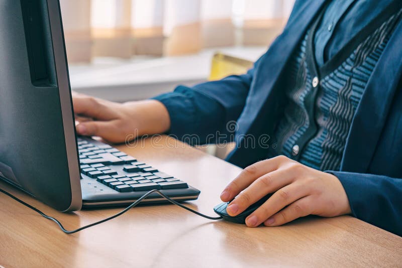 Mann am Tisch Vor Dem Computer Stockbild - Bild von internet, computer ...