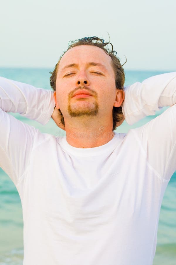 Mann total entspannt stockbild. Bild von glücklich, strand - 8149789