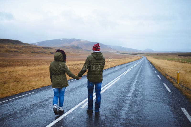 Mann Und Frau, Die Weg Gehen Stockbild - Bild von kleidung, familie ...