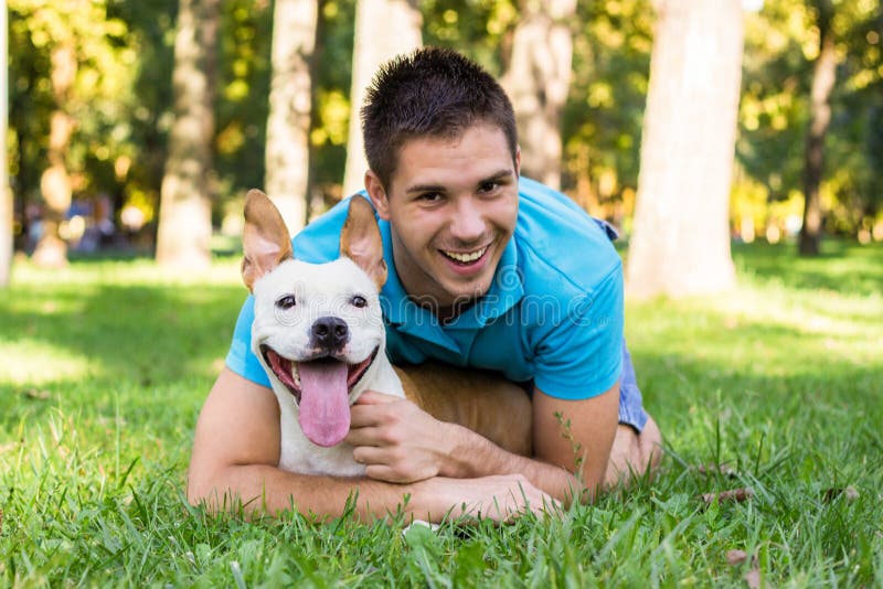Junger Mann, Der Mit Hund Des Sibirischen Huskys Umarmt Stockbild ...