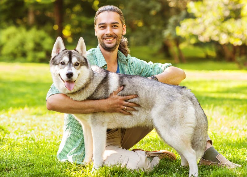 Mann und Hund im Park stockbild. Bild von leben, freund - 42712619