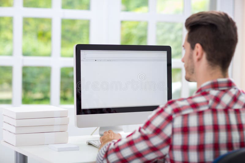 Mann Vor Dem Computer, Rückansicht Stockfoto - Bild von geschäft, platz ...