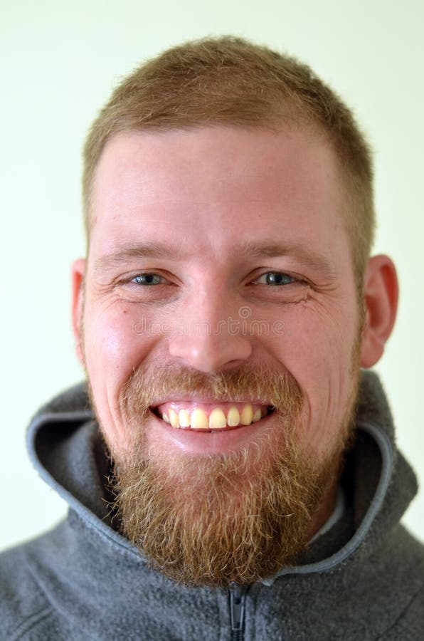 Kale mens met een baard stock foto. Image of vergrijzing - 42624080