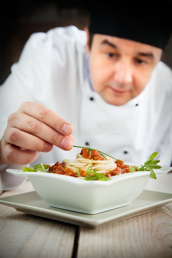 Mannelijke Chef-kok in Restaurant Stock Afbeelding - Image of ...