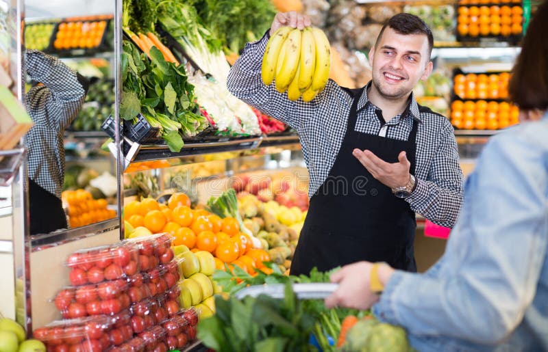 Mannelijke Verkoper Die Helpt Te Kiezen Stock Foto - Image of aankoop ...