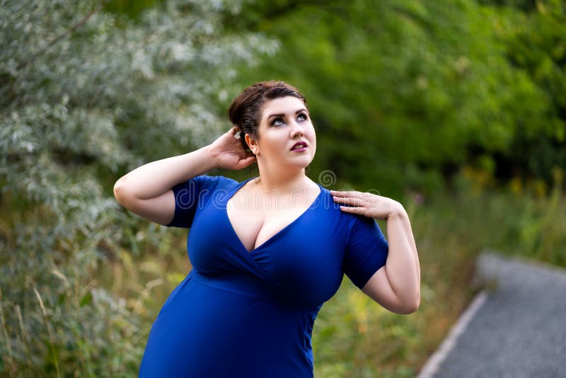 Modèle Plus Sexy De Taille Dans La Robe Bleue Avec Une Belle Grosse