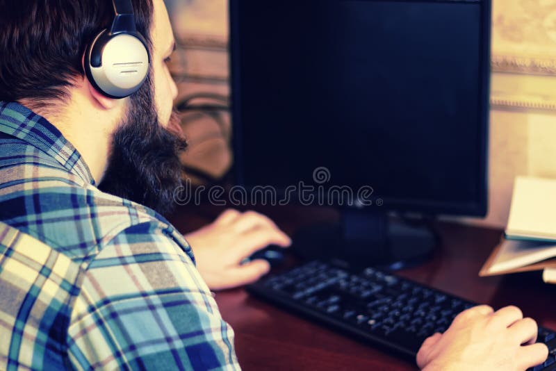 De Computer Van Het Mensenspel Met Hoofdtelefoons Stock Afbeelding ...