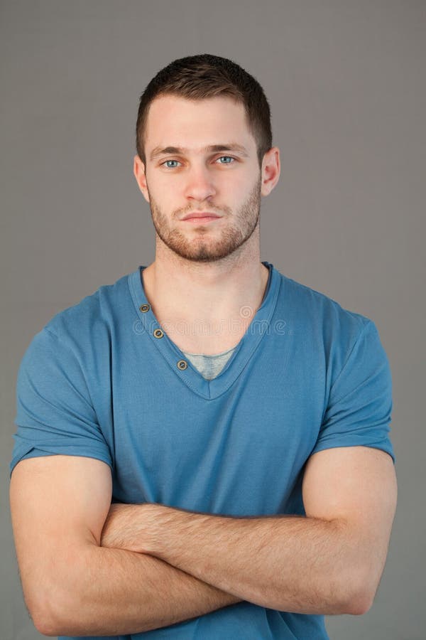 Mannetje Met Gevouwen Wapens Stock Foto - Image of stel, knap: 21983190