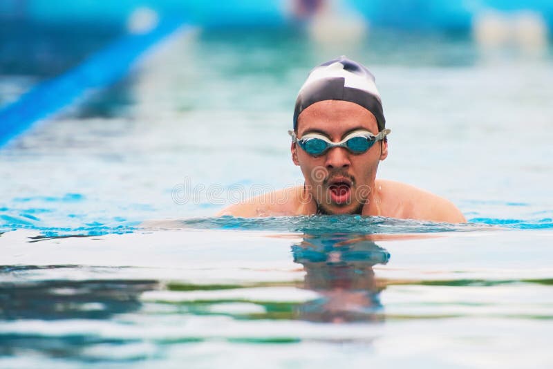 Mannschwimmen im Poolweg stockbild. Bild von mann, kaukasisch - 94259157