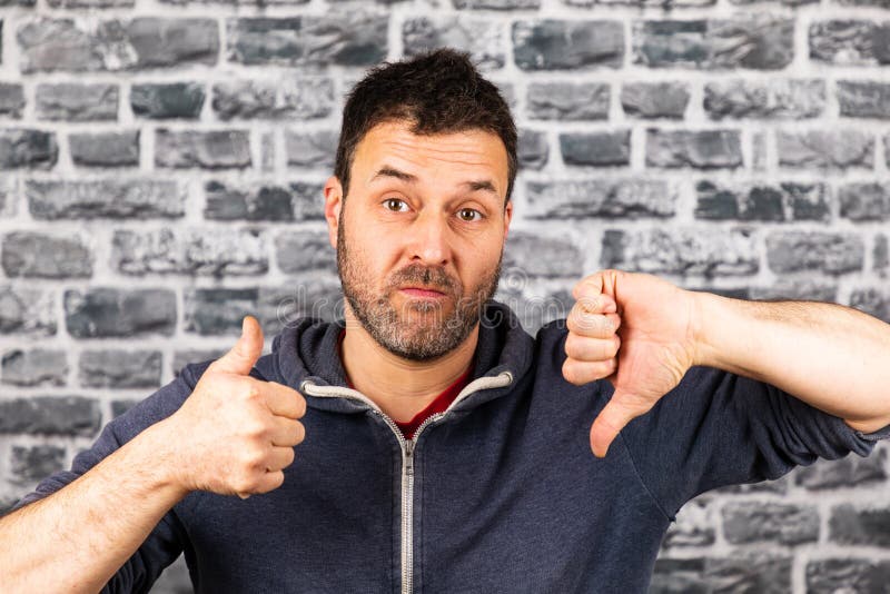 Mannshowdaumen, Daumen Runter Vor Einer Steinwand Stockbild - Bild von ...