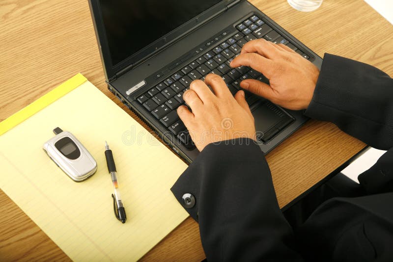 Mano Del ` S Dell'uomo Che Scrive Sul Computer Portatile Relazione Di ...