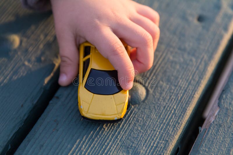 Mano che gioca con Toy Car immagine stock. Immagine di rotella - 31278859