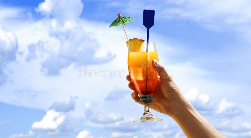 Mano che tiene una bevanda immagine stock. Immagine di ristorante - 2179597