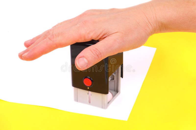 481 Mano Con El Sello Para Los Documentos Y El Papel Fotos de stock ...