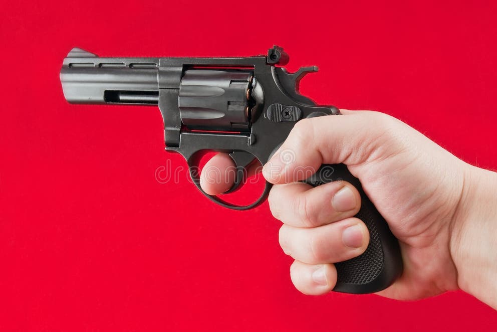 Mano con il revolver fotografia stock. Immagine di nero - 35956956