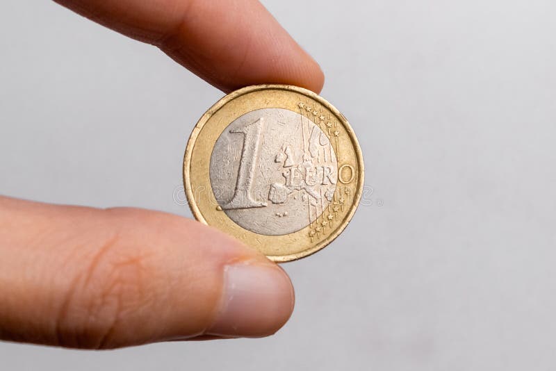 Mano Con Una Moneda De Euro Sobre Fondo Blanco Foto de archivo - Imagen ...