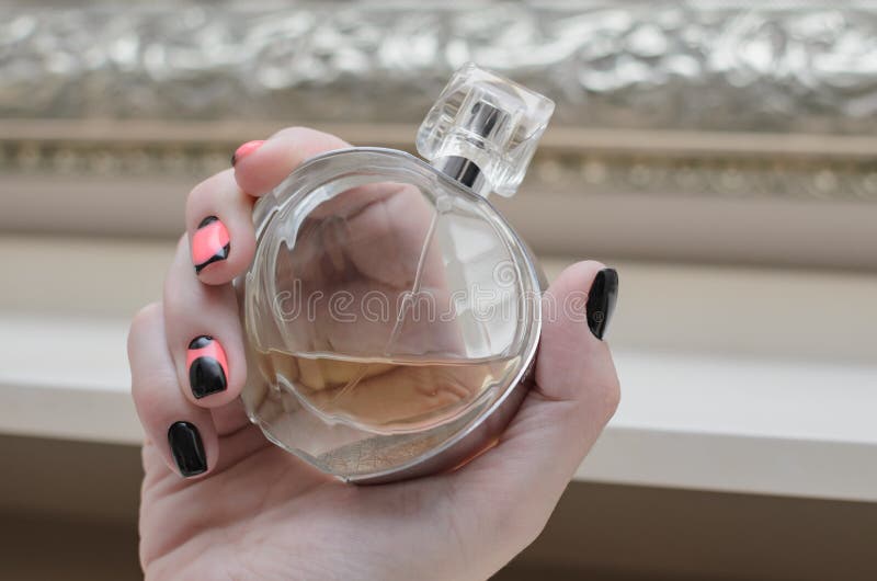 Mano De La Mujer Con La Botella De Perfume Imagen de archivo - Imagen ...