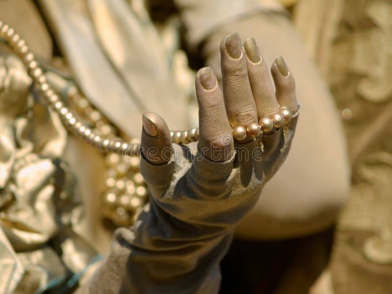Mano De La Mujer Y Granos De Oro Imagen de archivo - Imagen de elegante ...