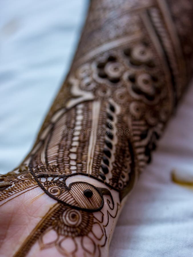 Mano de Mehndi foto de archivo. Imagen de brazaletes - 116823320