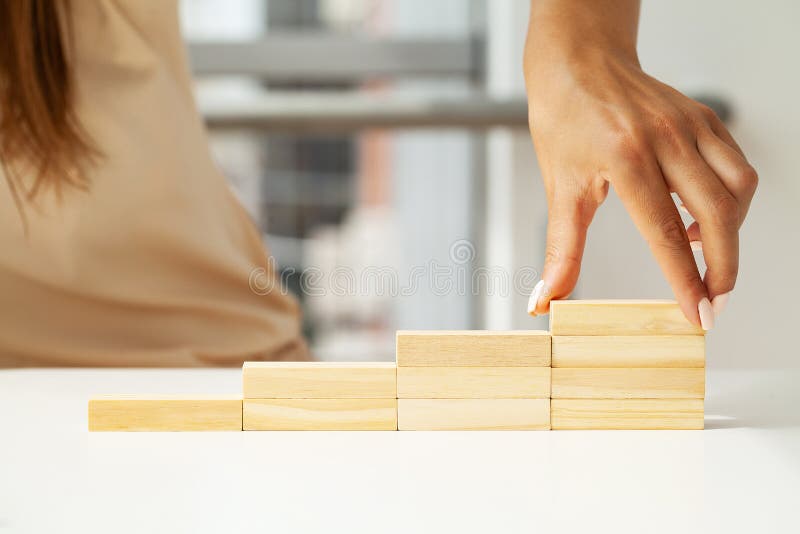 Mano De Mujer Arreglando Apilamiento De Bloques De Madera Como Escalera ... Mano De Mujer Arreglando Apilamiento De Bloques De Madera Como Escalera ...