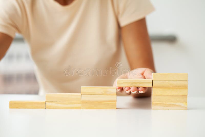 Mano De Mujer Arreglando Apilamiento De Bloques De Madera Como Escalera ... Mano De Mujer Arreglando Apilamiento De Bloques De Madera Como Escalera ...