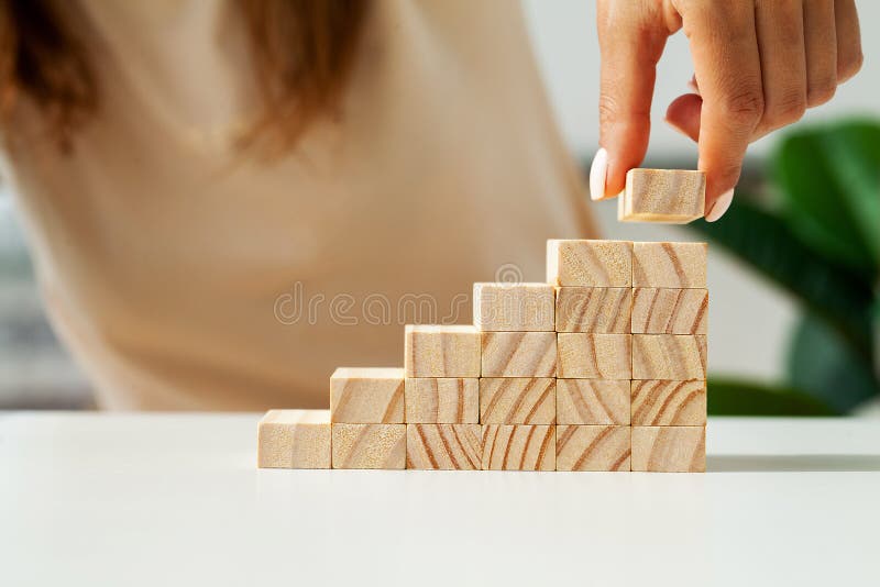 Mano De Mujer Arreglando Apilamiento De Bloques De Madera Como Escalera ... Mano De Mujer Arreglando Apilamiento De Bloques De Madera Como Escalera ...