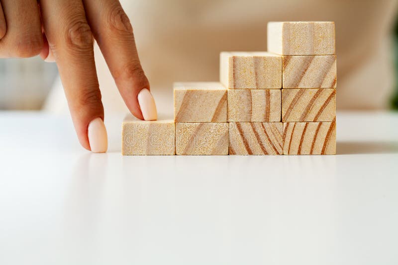 Mano De Mujer Arreglando Apilamiento De Bloques De Madera Como Escalera ... Mano De Mujer Arreglando Apilamiento De Bloques De Madera Como Escalera ...