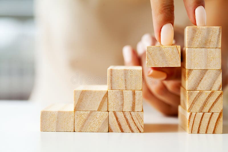 Mano De Mujer Arreglando Apilamiento De Bloques De Madera Como Escalera ... Mano De Mujer Arreglando Apilamiento De Bloques De Madera Como Escalera ...