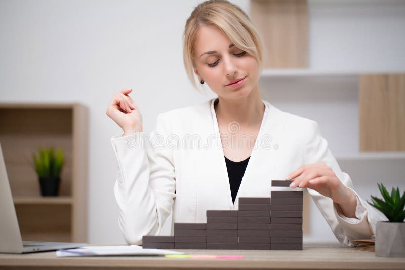 Mano De Mujer Arreglando Apilamiento De Bloques De Madera Como Escalera ... Mano De Mujer Arreglando Apilamiento De Bloques De Madera Como Escalera ...