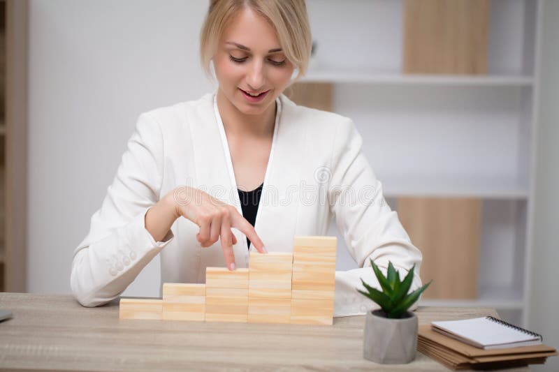 Mano De Mujer Arreglando Apilamiento De Bloques De Madera Como Escalera ... Mano De Mujer Arreglando Apilamiento De Bloques De Madera Como Escalera ...