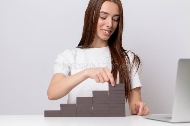 Mano De Mujer Arreglando Apilamiento De Bloques De Madera Como Escalera ... Mano De Mujer Arreglando Apilamiento De Bloques De Madera Como Escalera ...