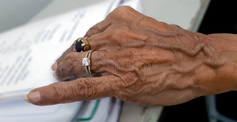 Mano de una anciana foto de archivo. Imagen de hermoso - 187258300