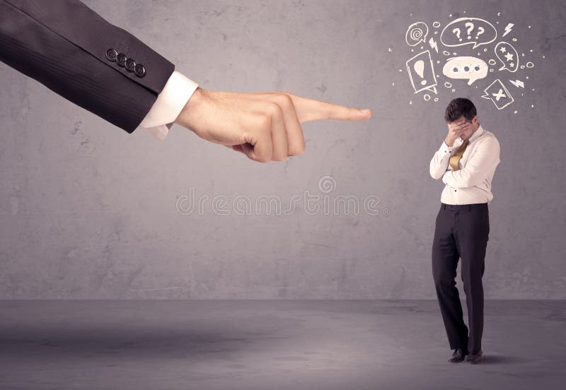 Mano Del Capo Che Indica All'impiegato Confuso Immagine Stock ...
