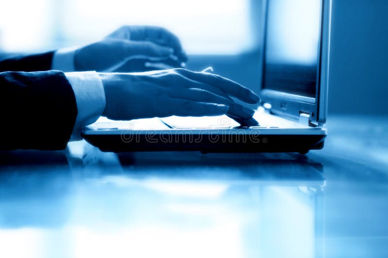 Mano Del Lavoro Del Computer Portatile Fotografia Stock - Immagine di ...