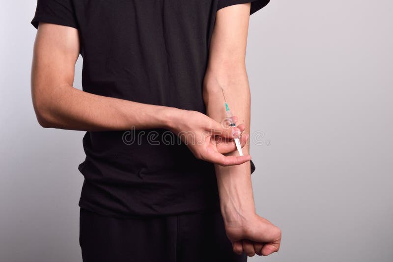 Mano Del Narcotist Que Se Prepara Para Inyectar Las Drogas Foto de ...