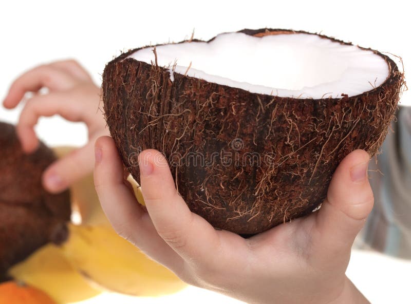 Mano del niño con el coco imagen de archivo. Imagen de nombres - 12830389