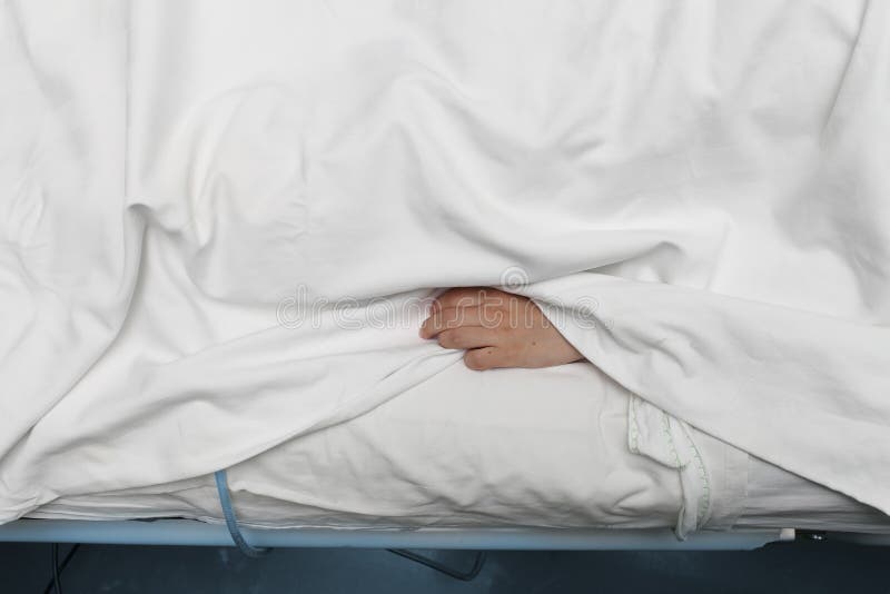 Mano Del Paciente Moribundo En Hospital Imagen de archivo - Imagen de ...